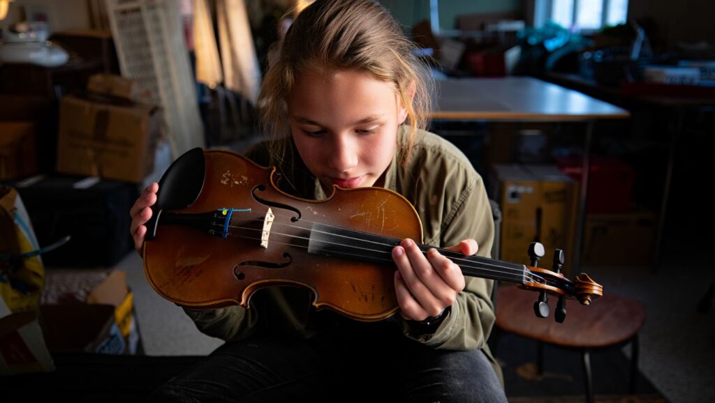 En studerende fra Brørup køber en støvet violin i et dødsbo for 180 ...